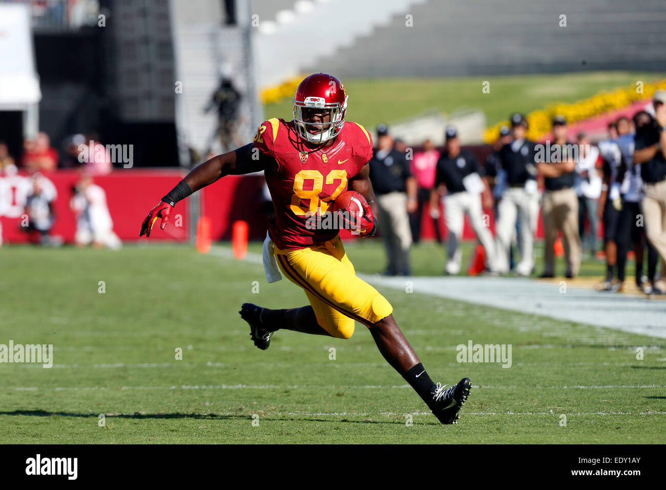 October 18 2014 USC Trojans tight end Randall Telfer #82 carries the ...