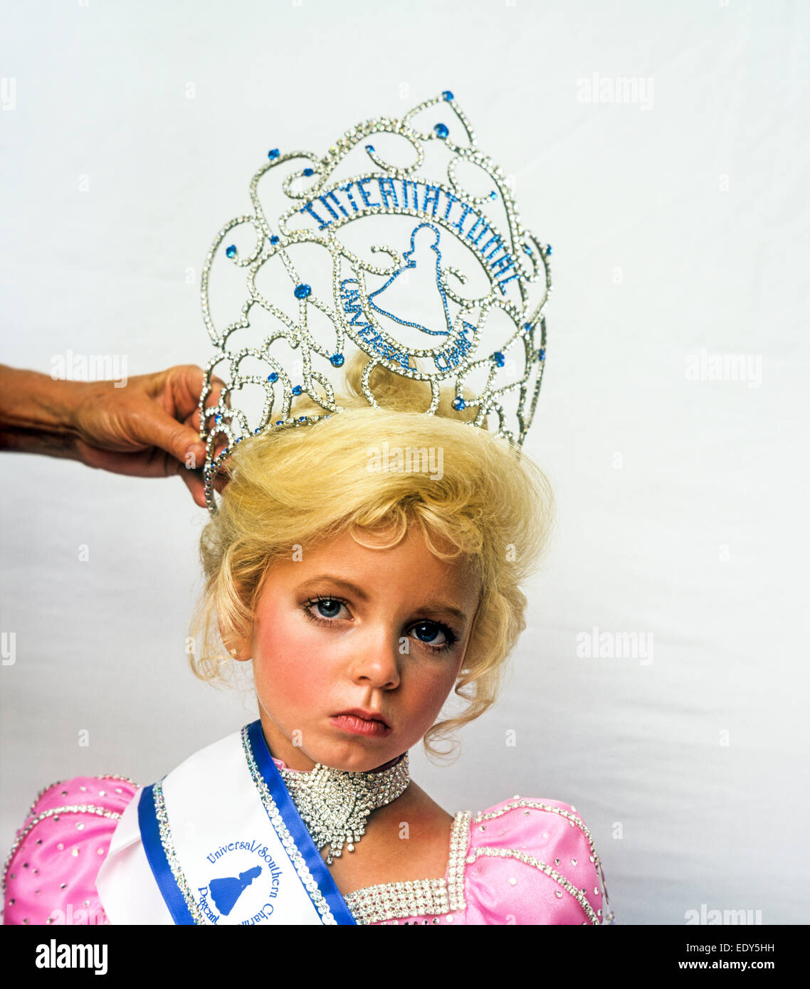 Pageant girls in evening wear hi-res stock photography and images - Alamy