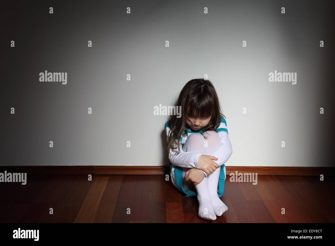 Frightened young girl Stock Photo - Alamy