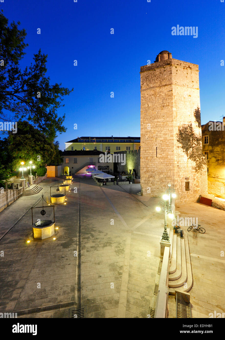 Night view streets square hi-res stock photography and images - Alamy