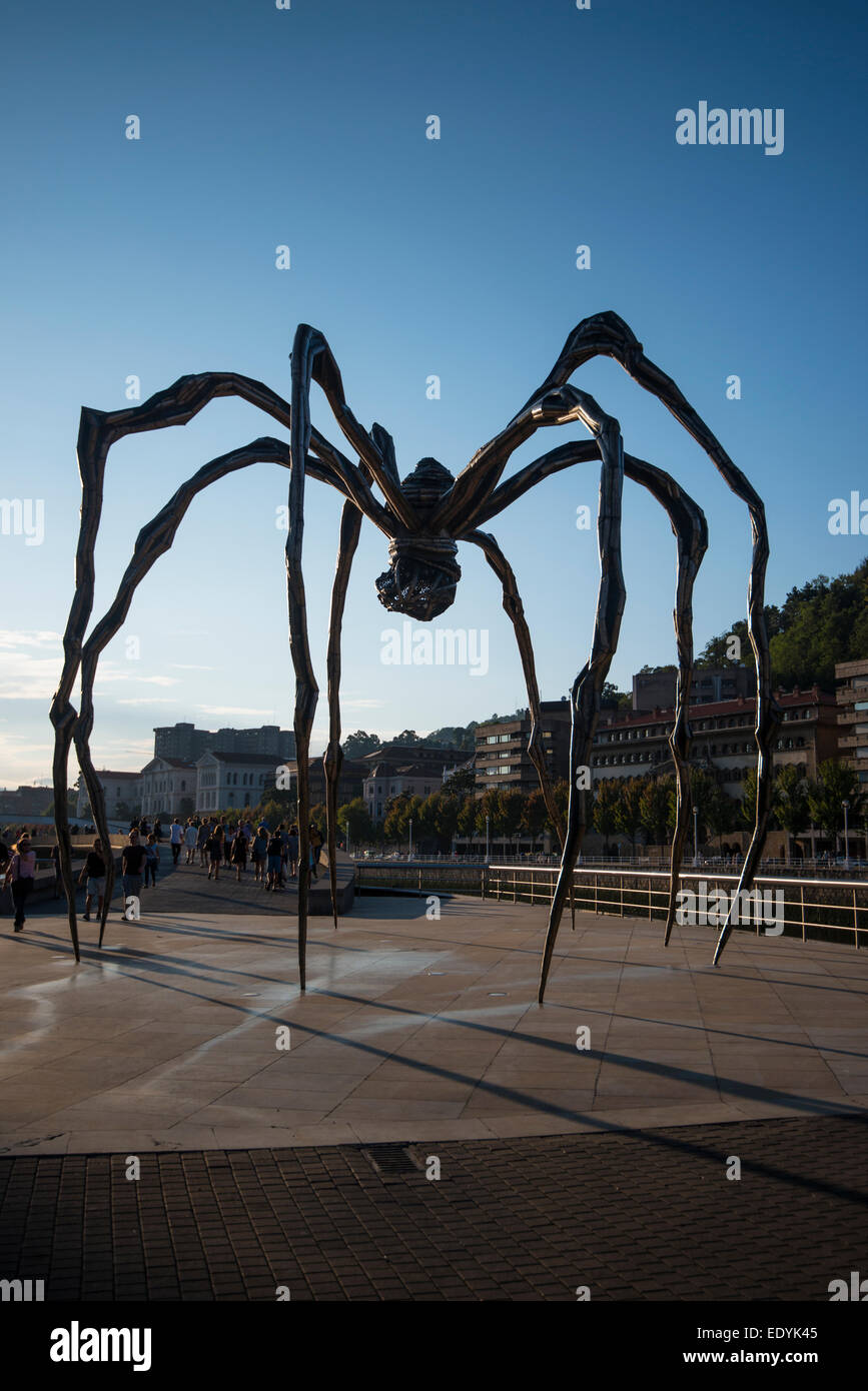 The spider sculpture maman by louise bourgeois guggenheim museum bilbao ...