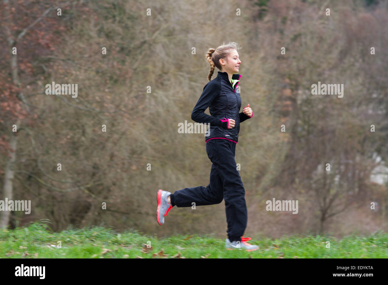 Person jogging side view hi-res stock photography and images - Alamy
