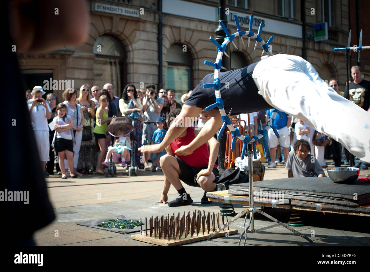 street performer busker entertainment entertain. credit: LEE RAMSDEN ...