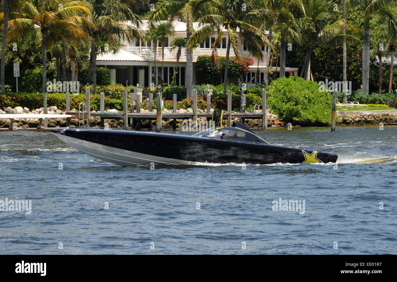 Speedboat traveling down the waterways of Fort Lauderdale, Florida ...