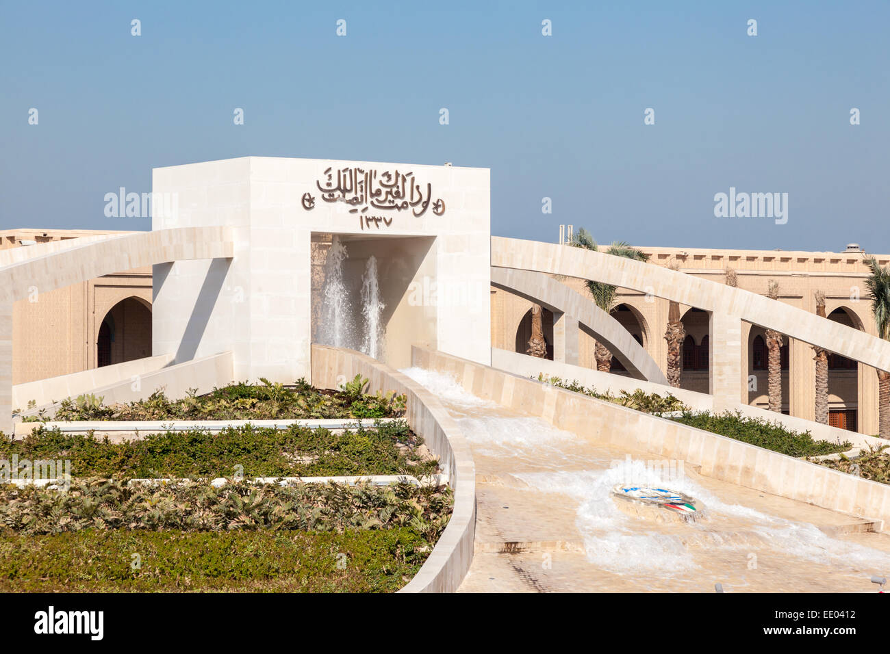 Fountain in middle of square hi-res stock photography and images - Alamy