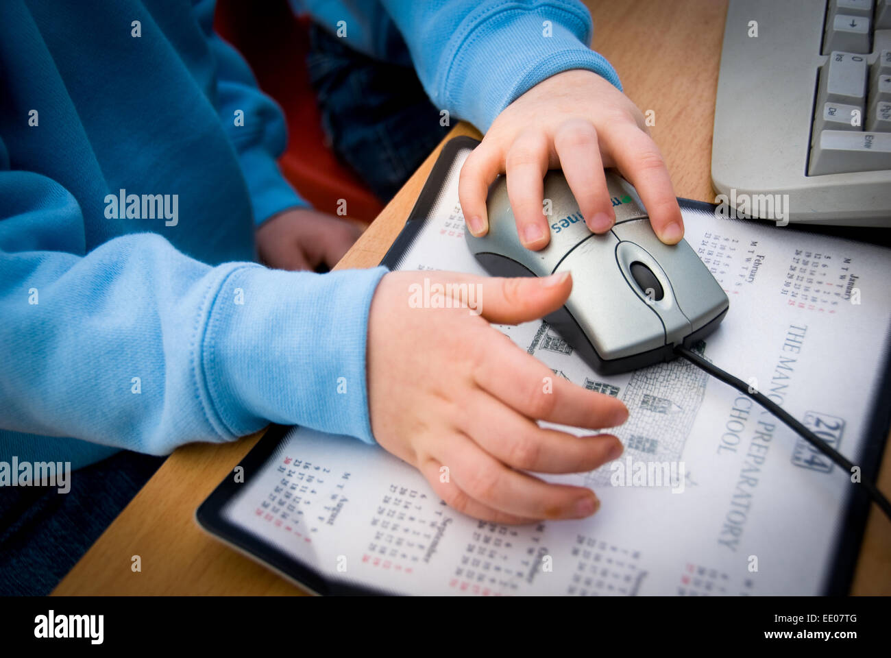 Pre-school children playing on computer at Abingdon Kindergarten, in ...