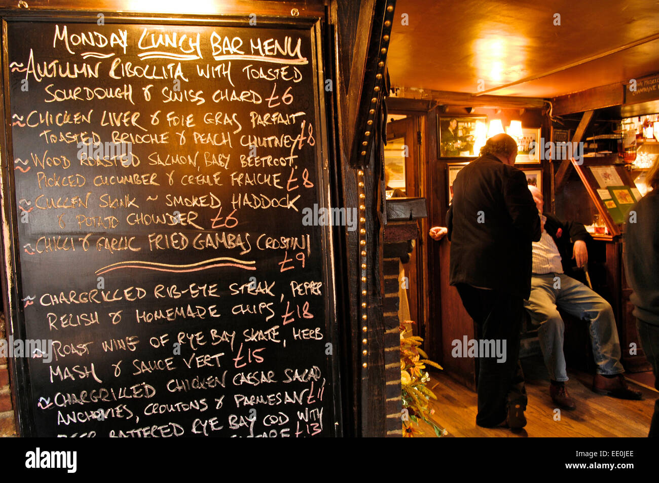 English pub bar Stock Photo - Alamy