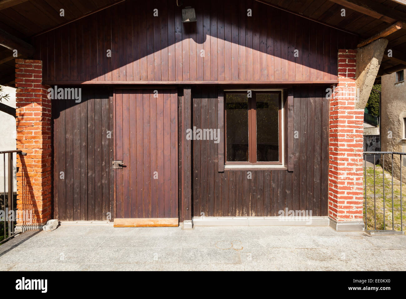 small cottage, view from outside Stock Photo - Alamy