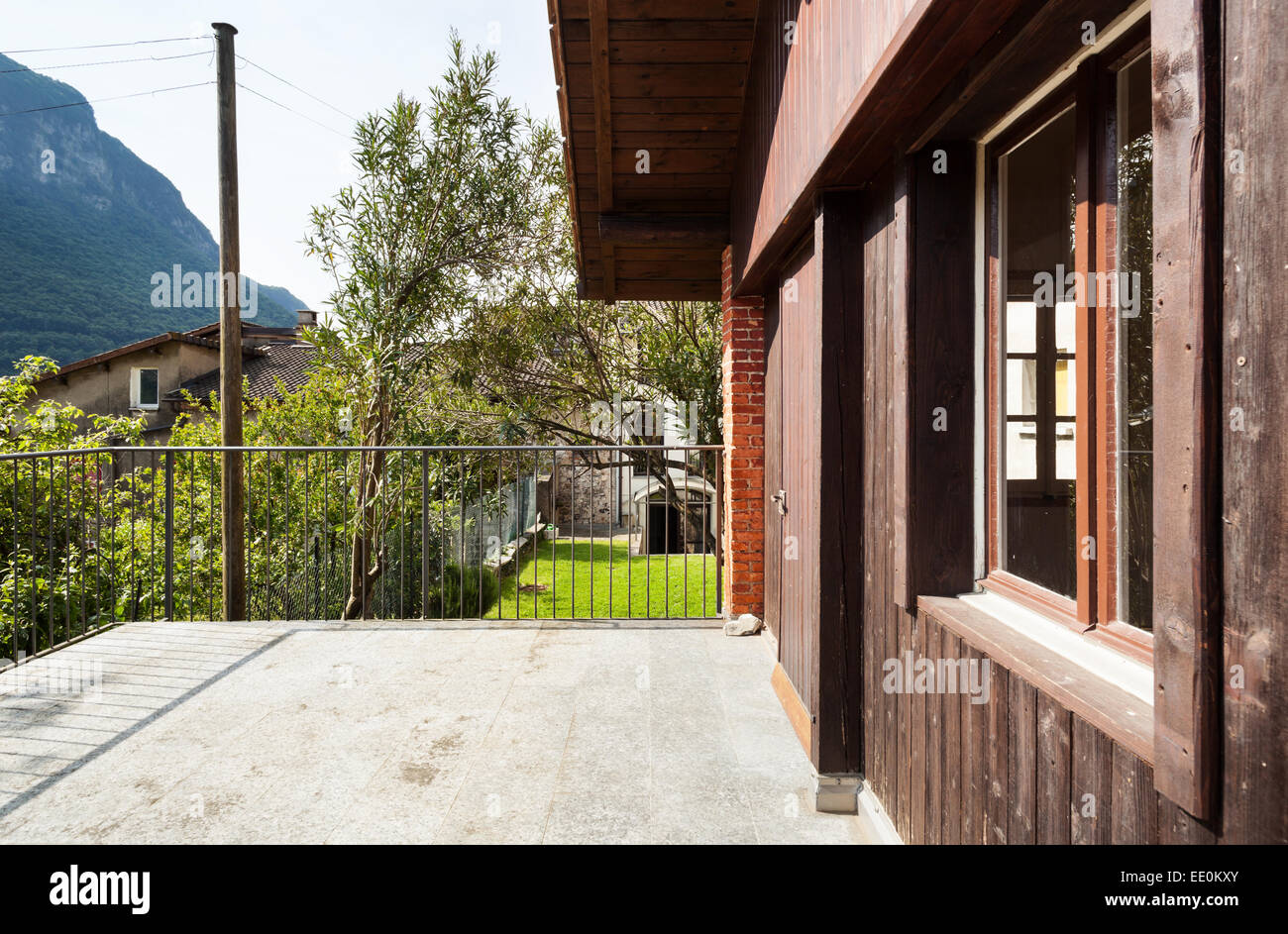 small cottage, view from outside Stock Photo - Alamy
