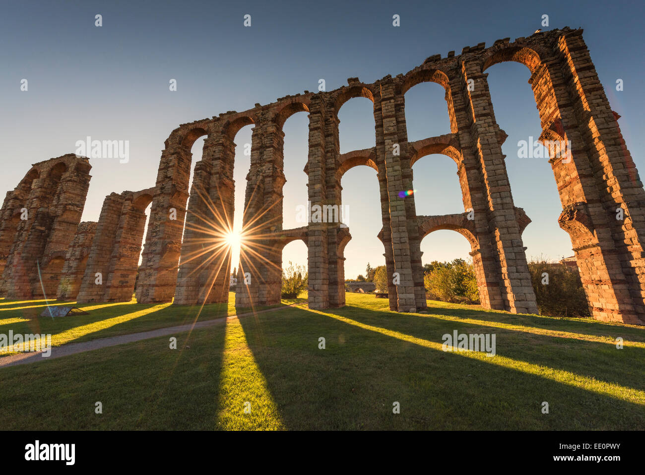 Merida aqueduct hi-res stock photography and images - Alamy
