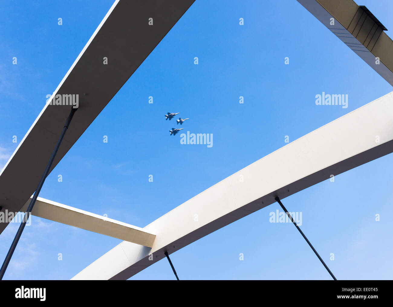Planes crossing hi-res stock photography and images - Alamy