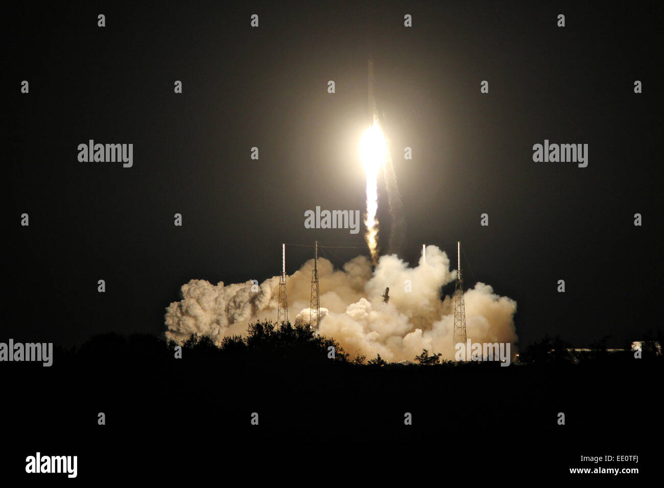 The SpaceX rocket lifts off from Space Launch Complex 40 at Cape ...