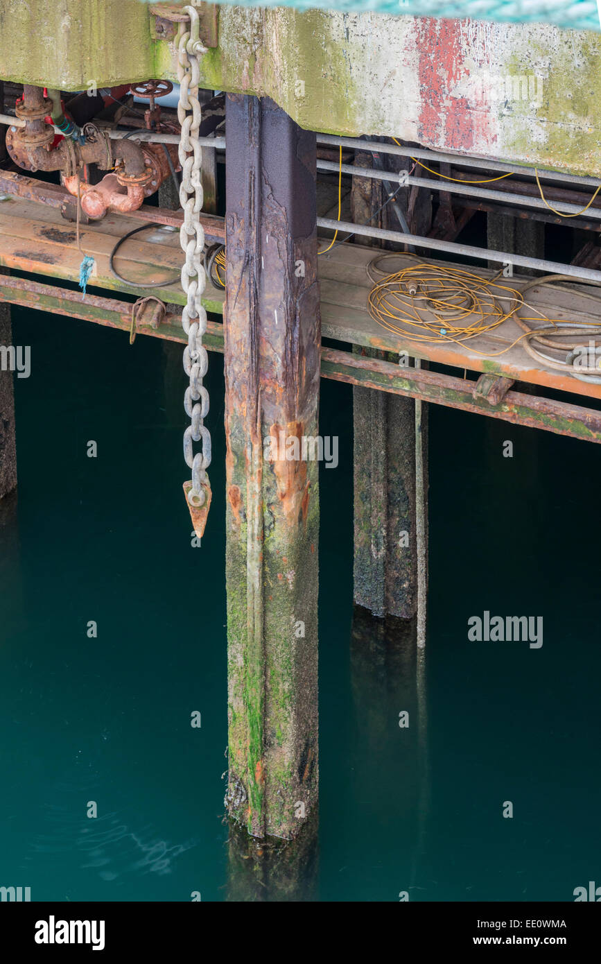 Rusty chain and mooring quayside on a harbour dock Stock Photo - Alamy
