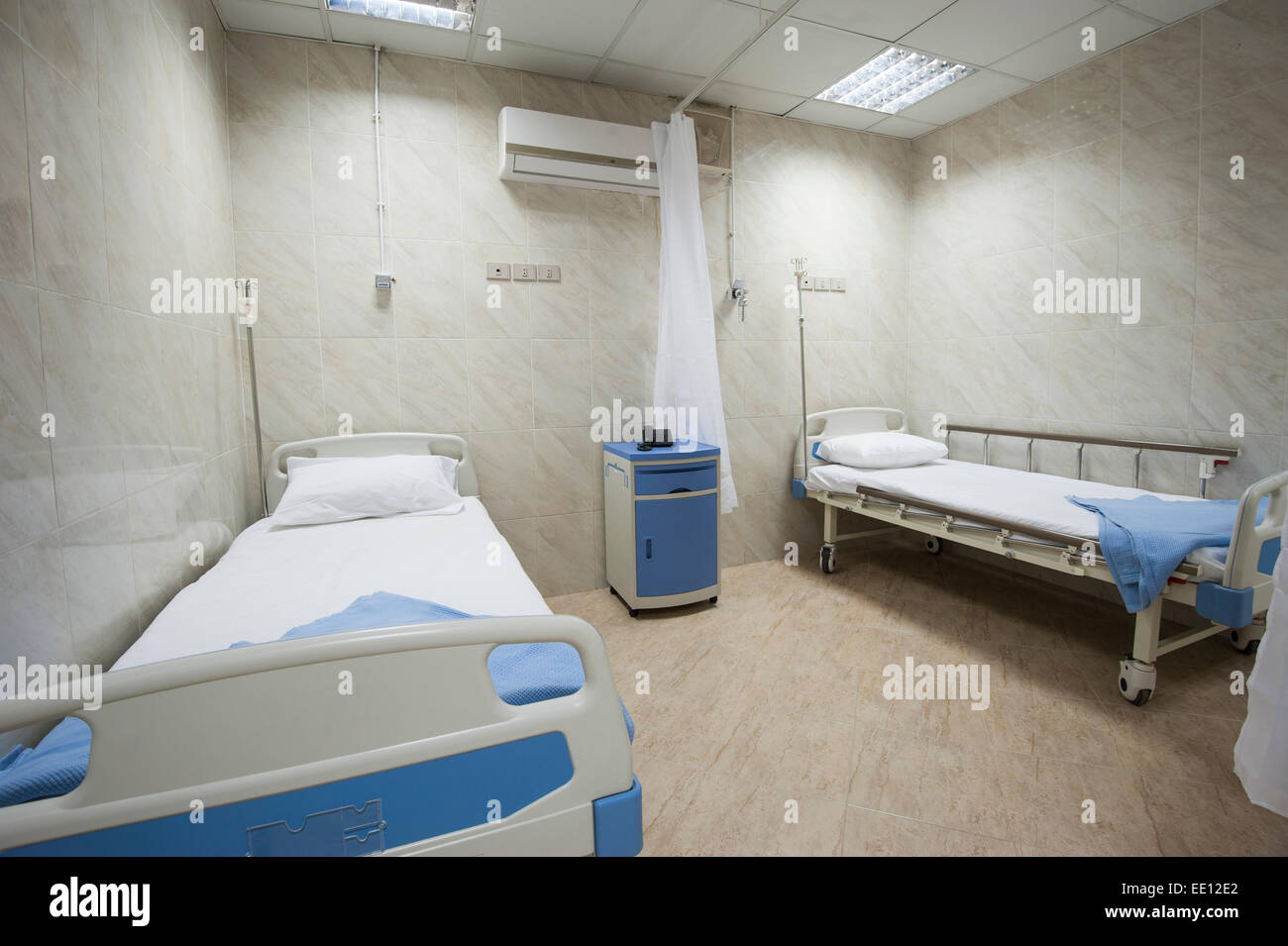 Two beds in a private hospital medical center ward room Stock Photo - Alamy