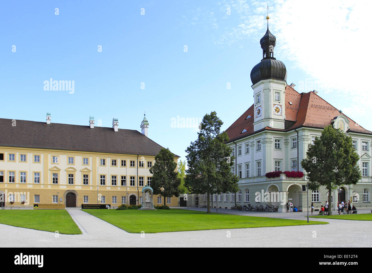 Deutschland, Bayern, Altoetting, Kapellplatz, Rathaus und Haus Papst ...