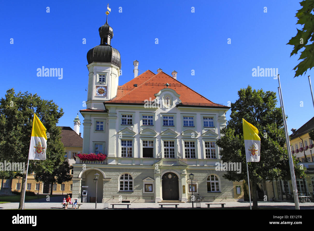 Deutschland, Bayern, Altoetting, Kapellplatz, Rathaus, erbaut 1906 ...