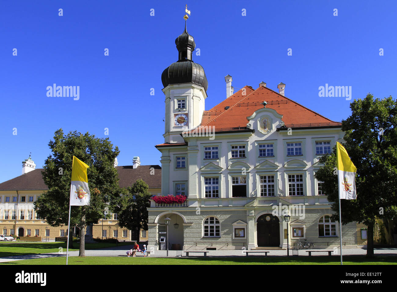 Deutschland, Bayern, Altoetting, Kapellplatz, Rathaus, erbaut 1906 ...