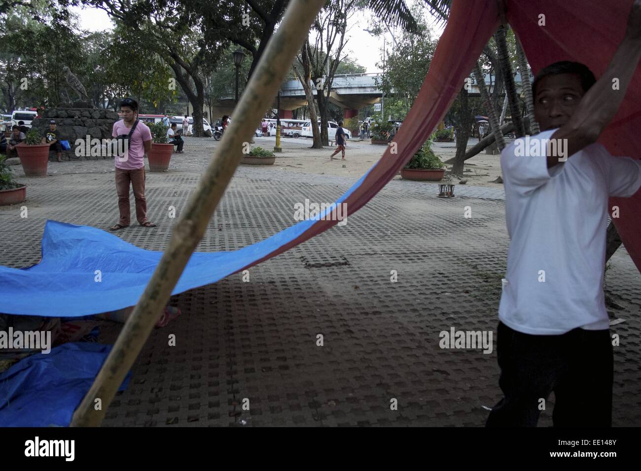 Peasants from southern tagalog build their temporary shelter at the ...