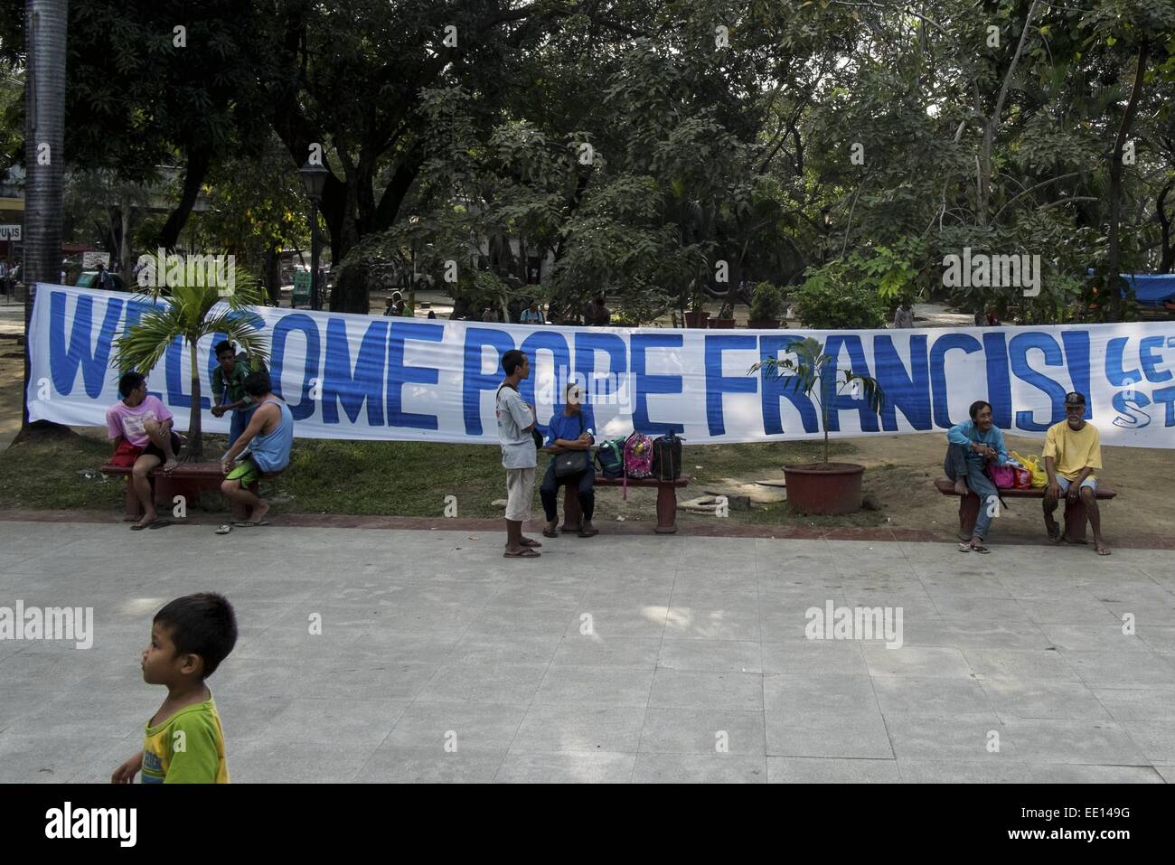 Members of the Bagong alyansang makabayan (BAYAN) install a large ...