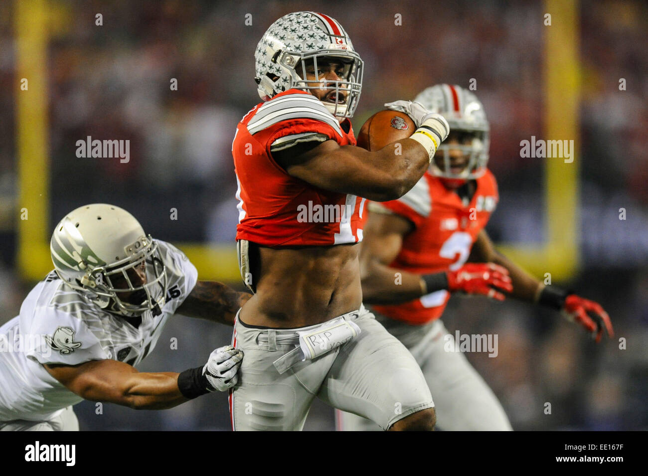 Ohio State running back Ezekiel Elliott (15) breaks the tackle of ...