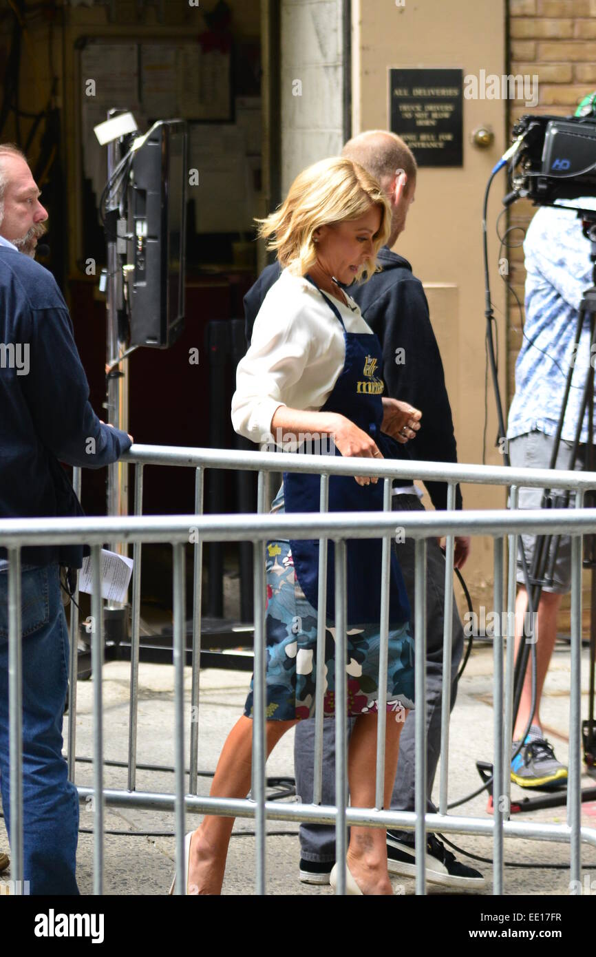 Kelly Ripa and Michael Strahan filming 'Live! with Kelly and Michael ...