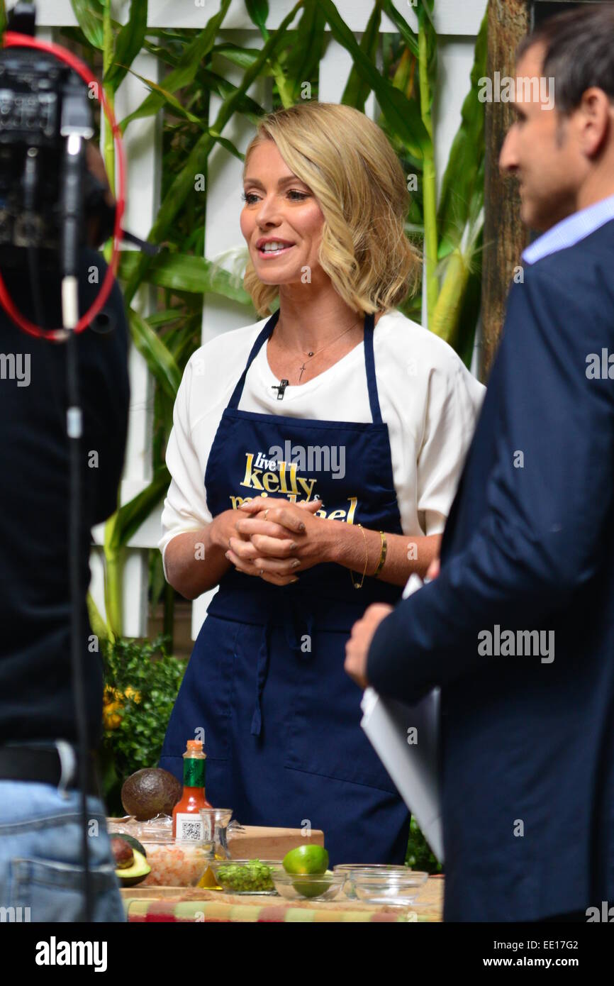 Kelly Ripa and Michael Strahan filming 'Live! with Kelly and Michael ...