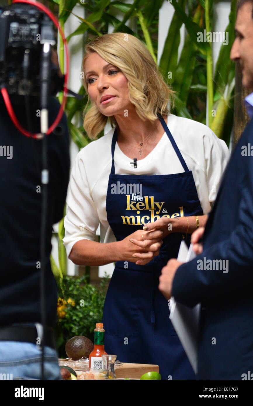 Kelly Ripa and Michael Strahan filming 'Live! with Kelly and Michael ...