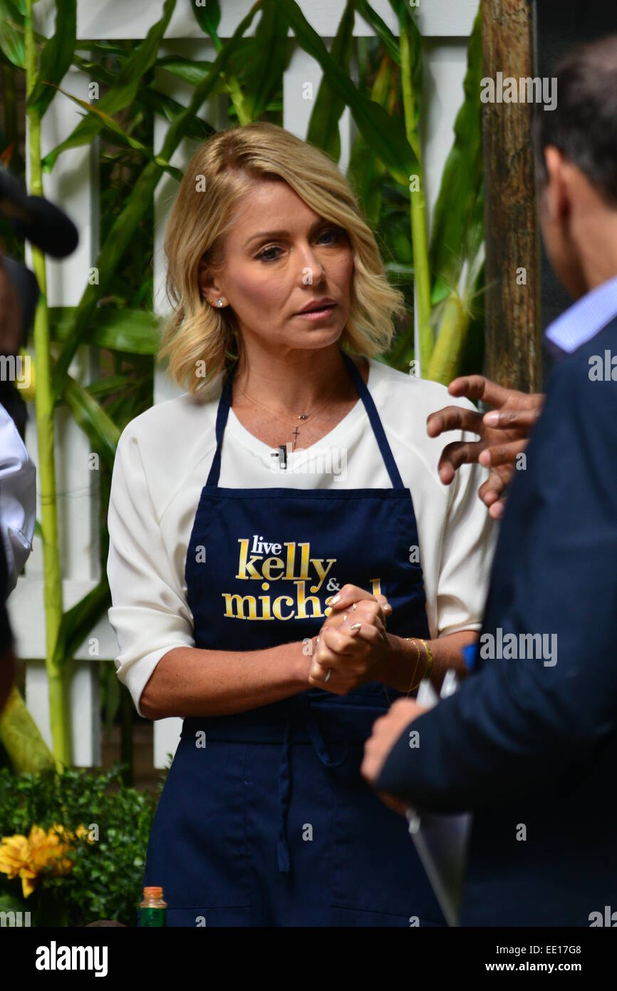Kelly Ripa and Michael Strahan filming 'Live! with Kelly and Michael ...