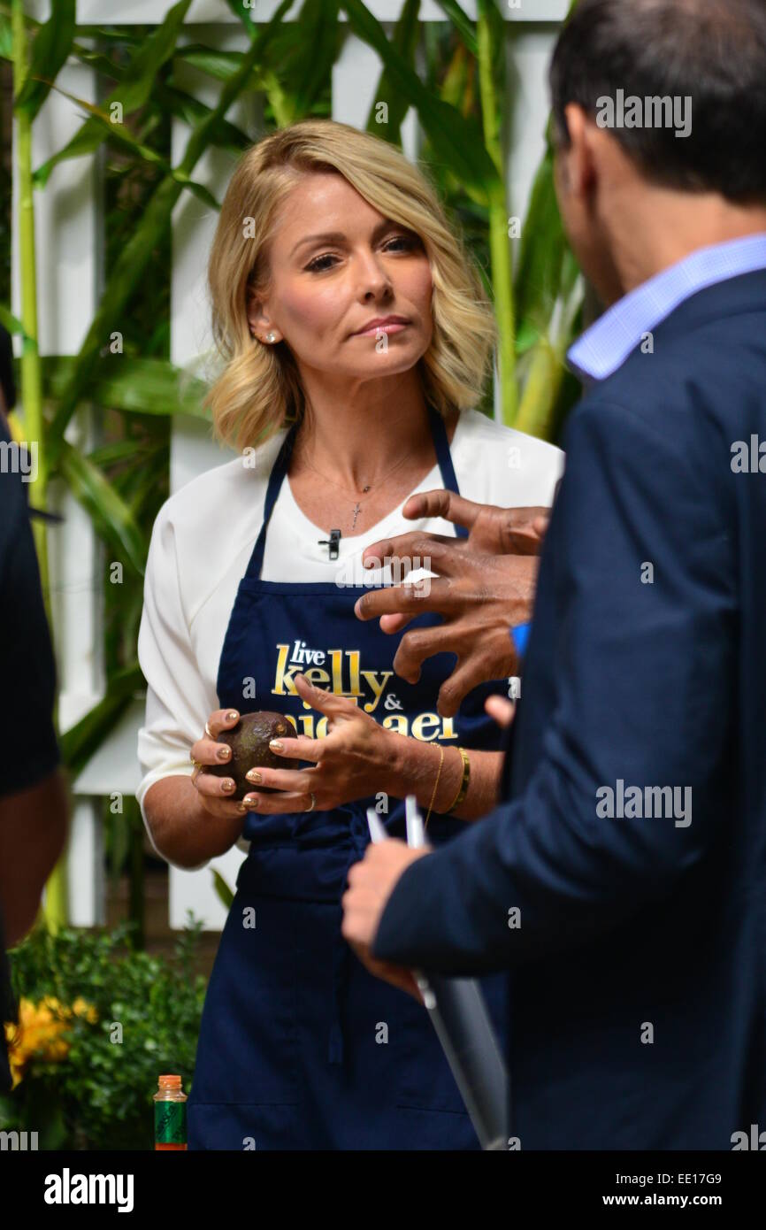 Kelly Ripa and Michael Strahan filming 'Live! with Kelly and Michael ...