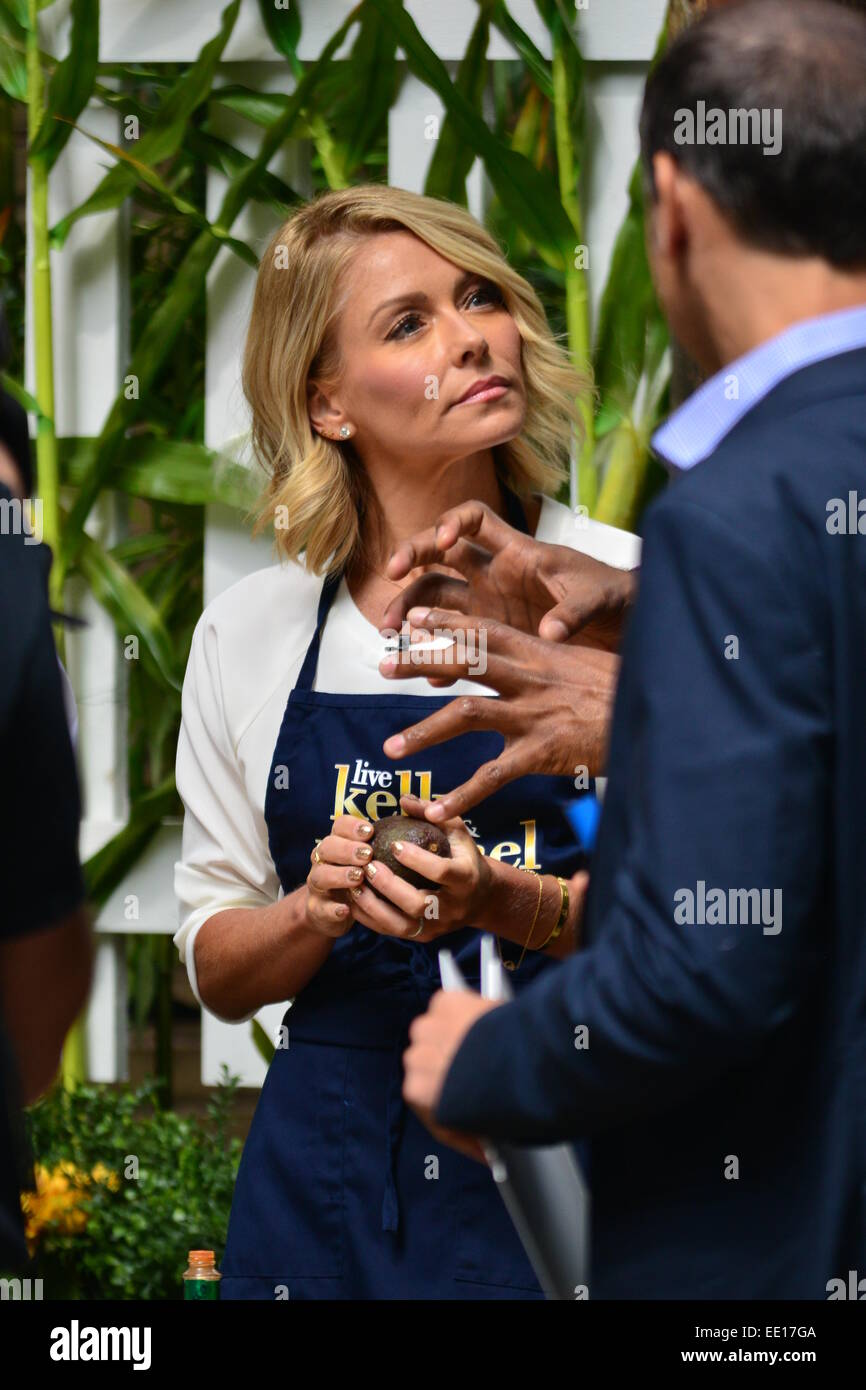 Kelly Ripa and Michael Strahan filming 'Live! with Kelly and Michael ...