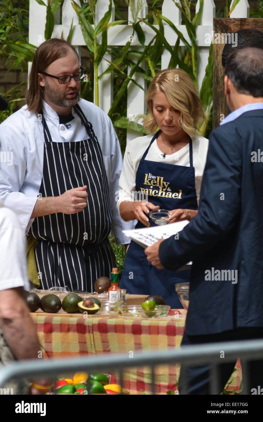 Kelly Ripa and Michael Strahan filming 'Live! with Kelly and Michael ...