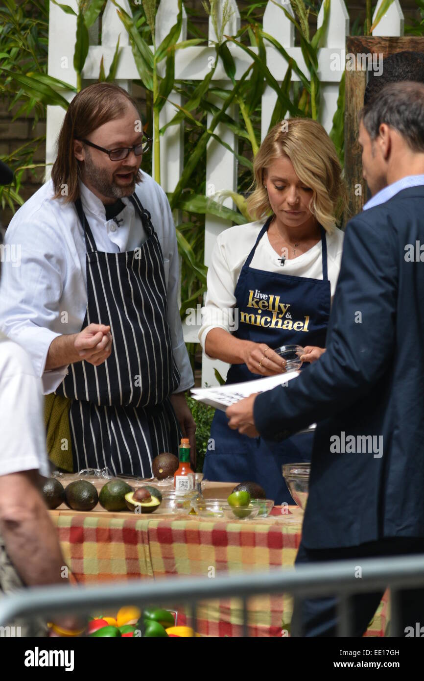 Kelly Ripa and Michael Strahan filming 'Live! with Kelly and Michael ...