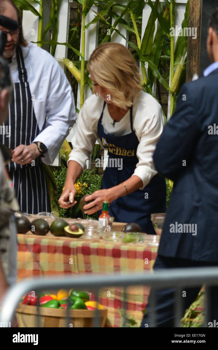 Kelly Ripa and Michael Strahan filming 'Live! with Kelly and Michael ...