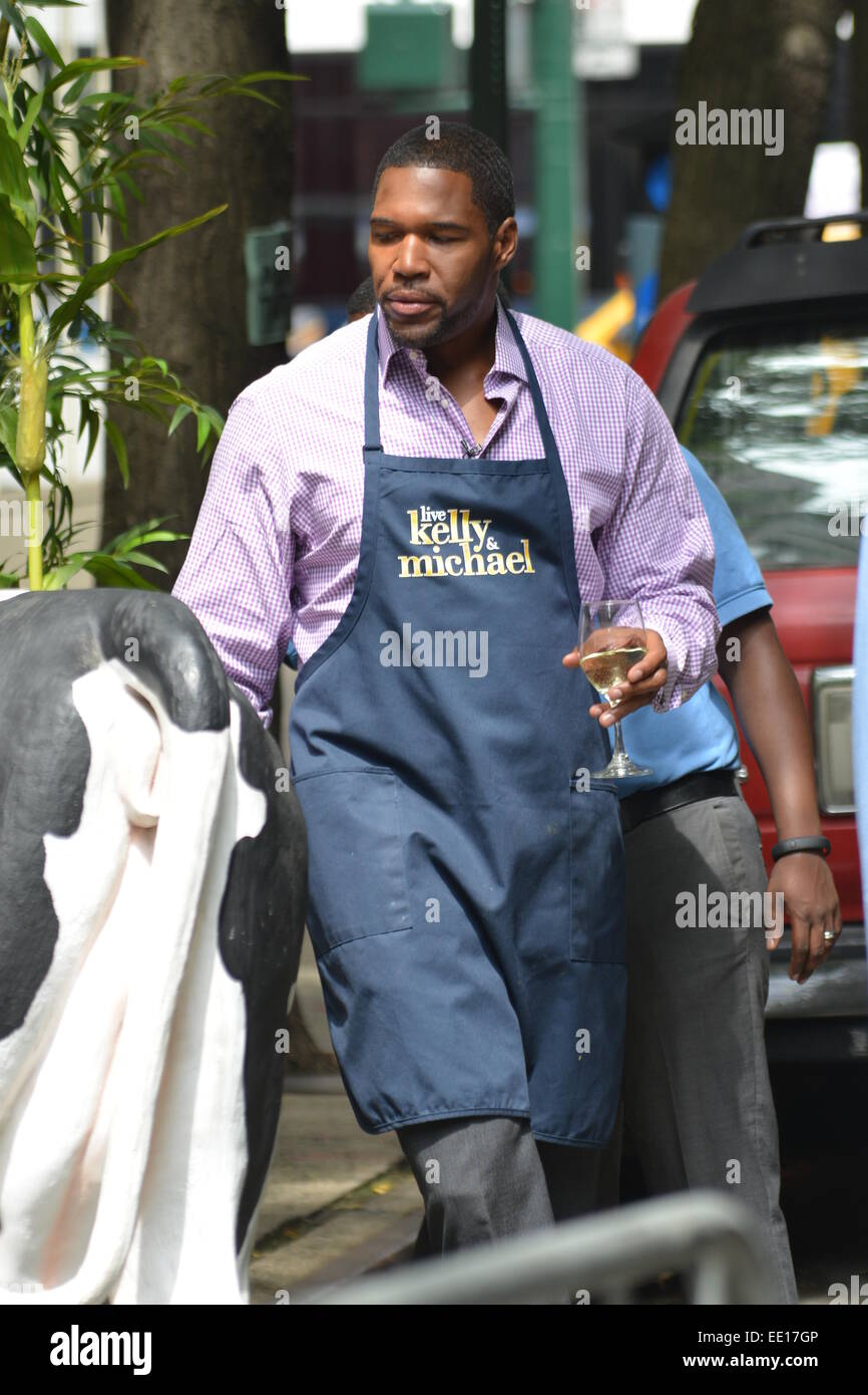 Kelly Ripa and Michael Strahan filming 'Live! with Kelly and Michael ...