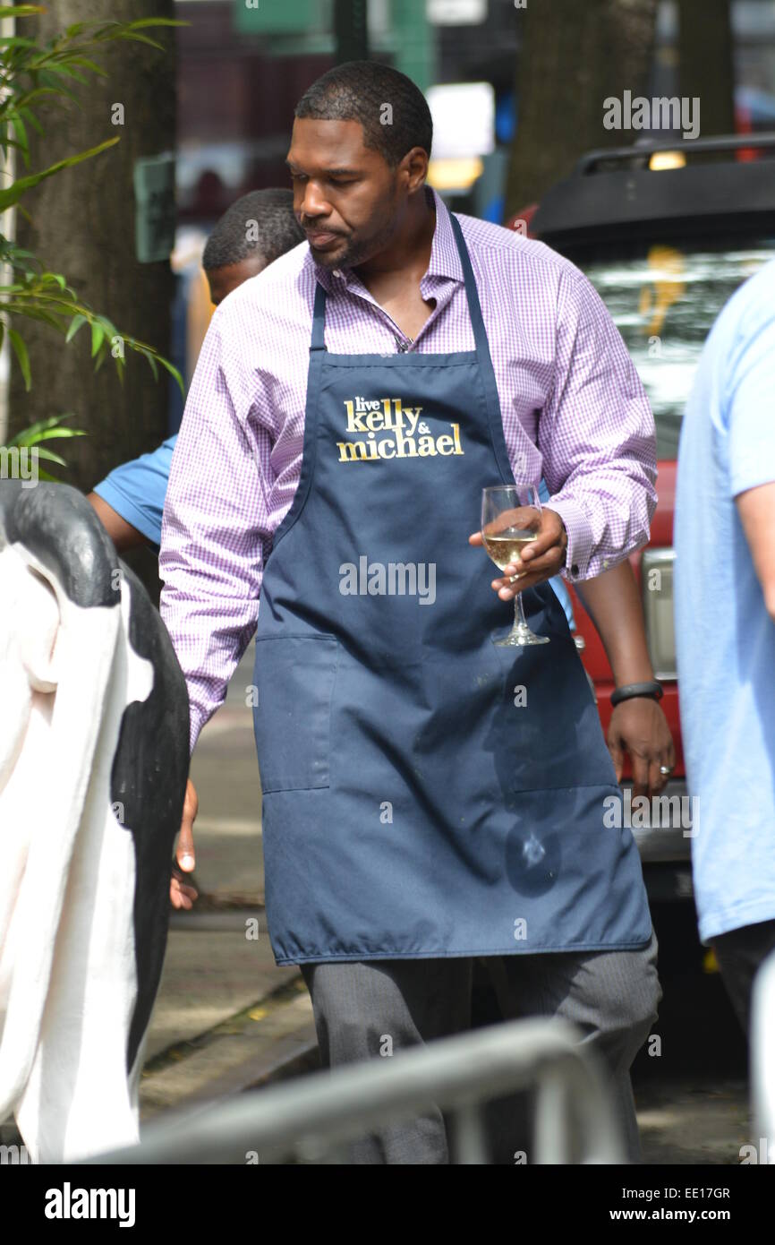 Kelly Ripa and Michael Strahan filming 'Live! with Kelly and Michael ...