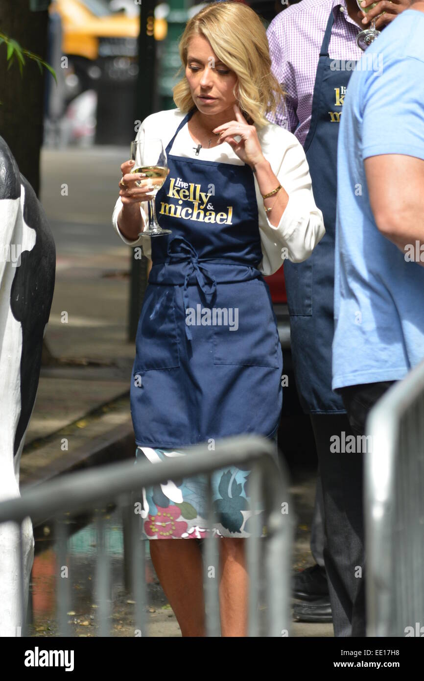 Kelly Ripa and Michael Strahan filming 'Live! with Kelly and Michael ...