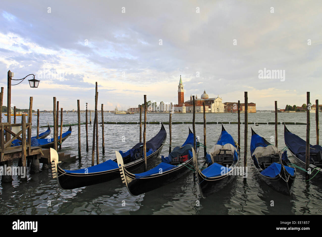 Gondeln am canale grande in venedig hi-res stock photography and images ...