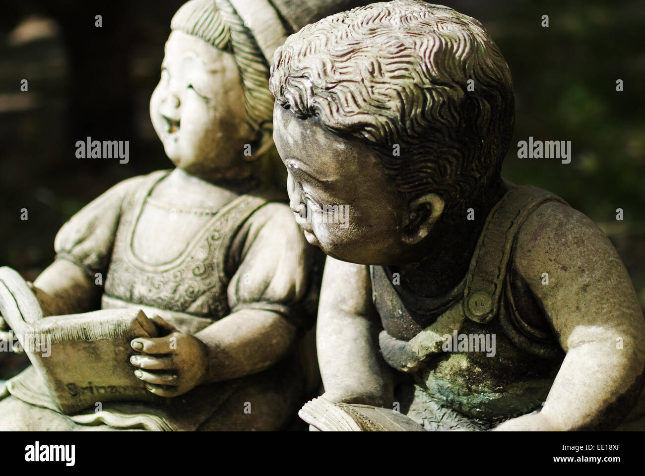 Statue reading book fun hi-res stock photography and images - Alamy