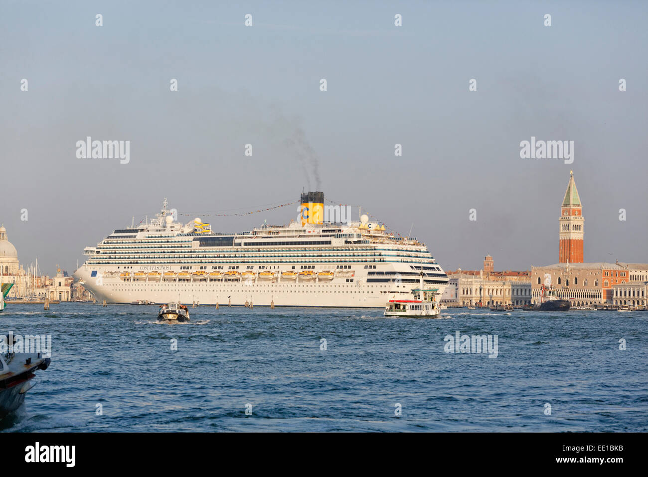 Cruise ship venice hi-res stock photography and images - Alamy