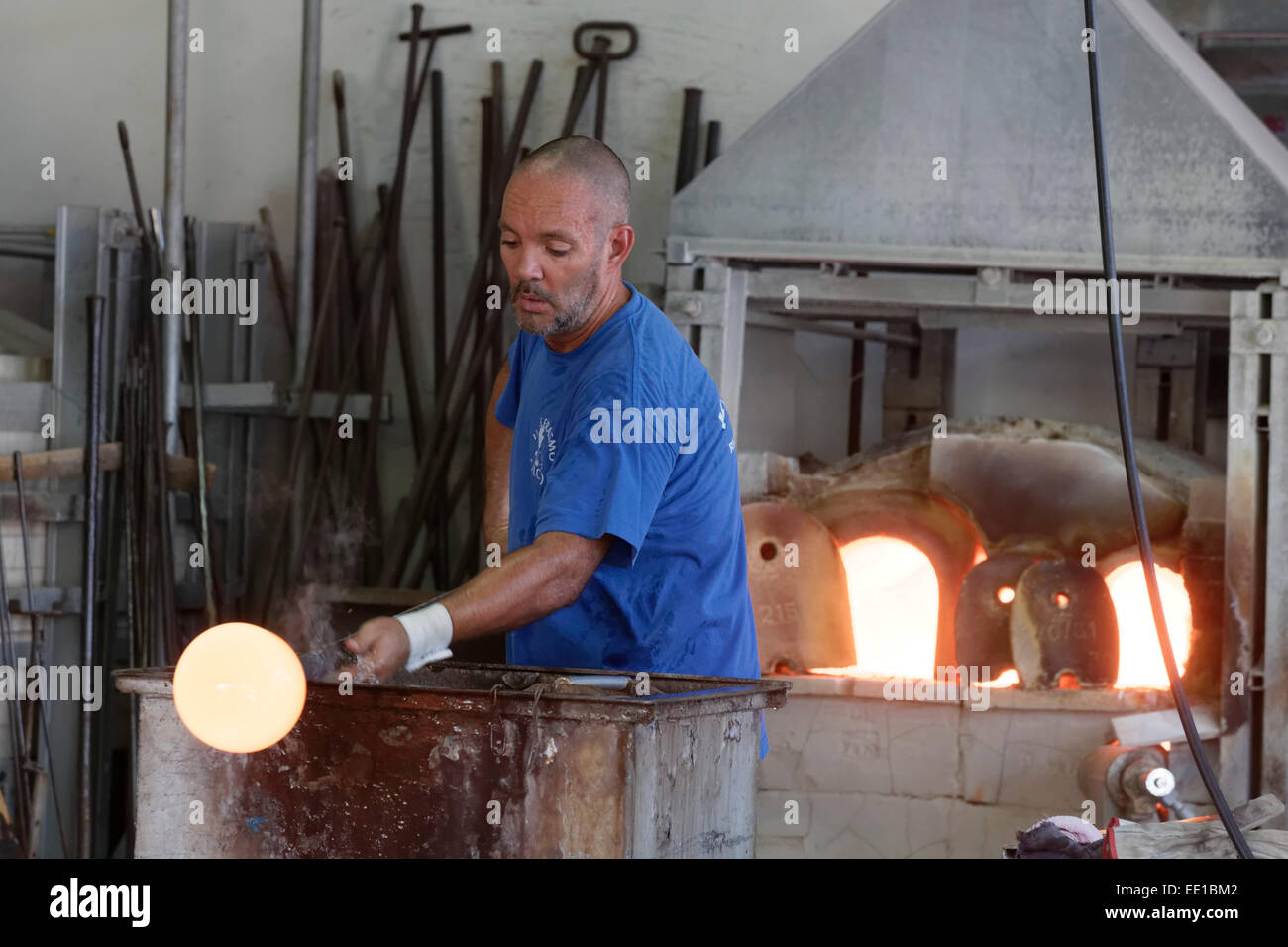 Mario Panciera, glassblower maestro, Pino Signoretto glassmaster studio ...