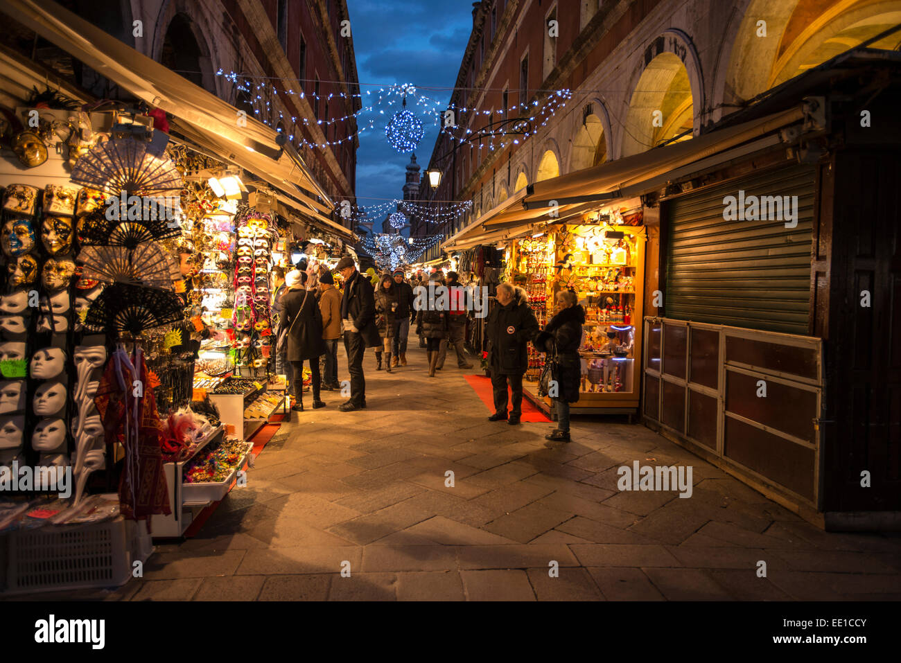 Market stalls near Ponte di Rialto Stock Photo - Alamy