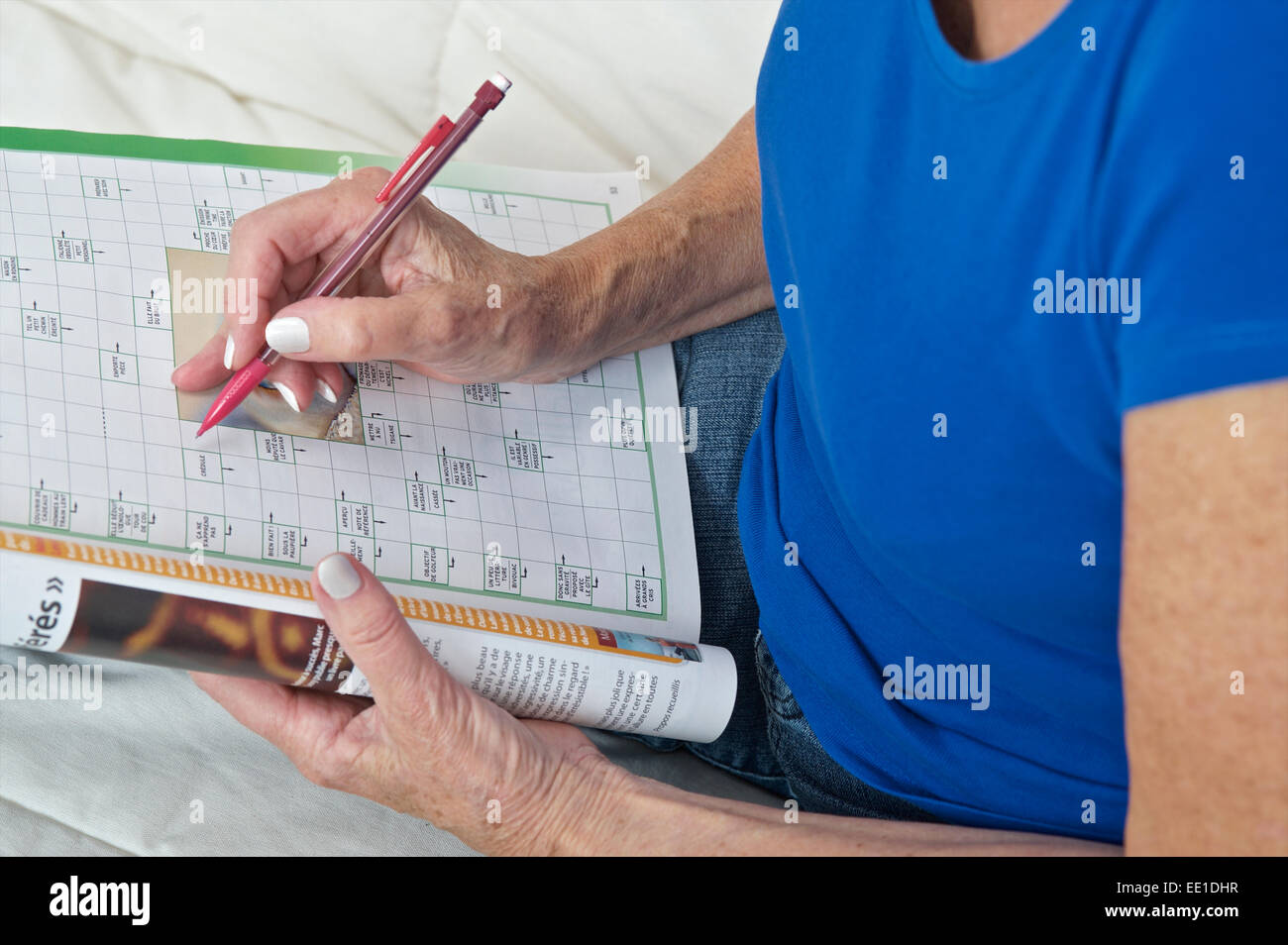 ELDERLY PERSON DOING CR-WORD PUZZLE Stock Photo - Alamy