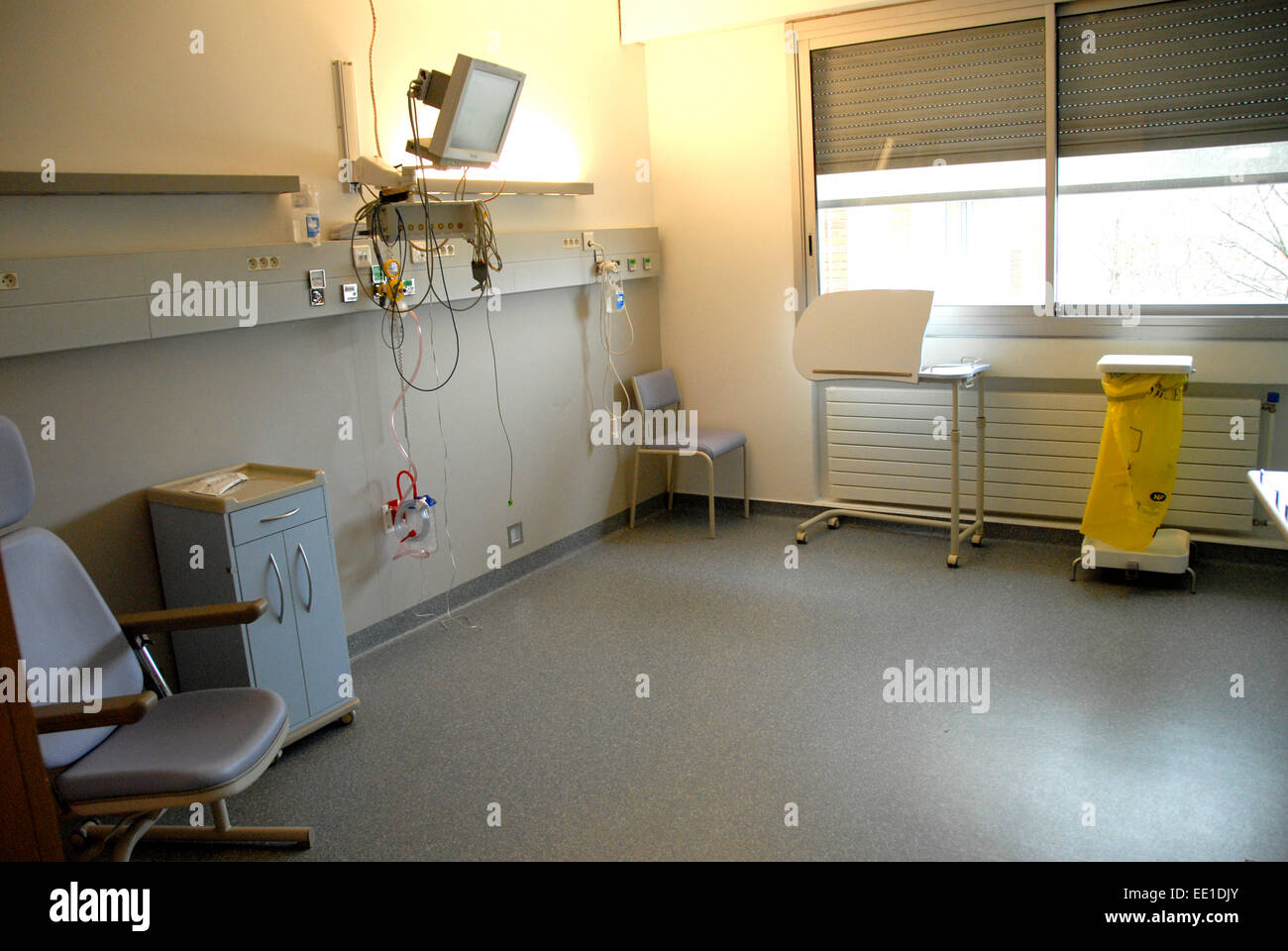 Empty intensive care room hi-res stock photography and images - Alamy