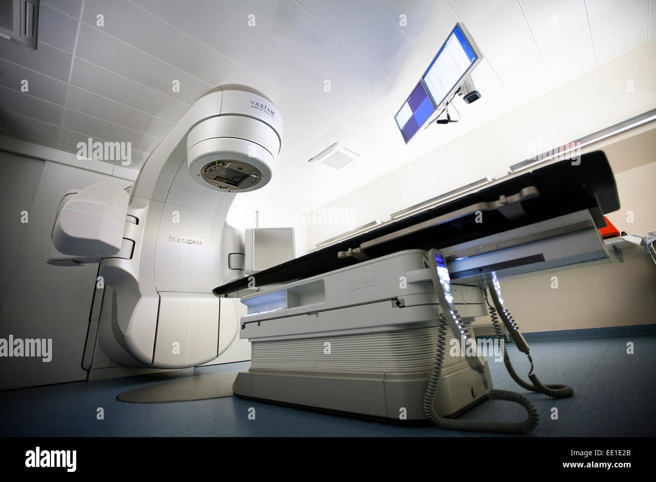 Linear accelerator therapy hi-res stock photography and images - Alamy