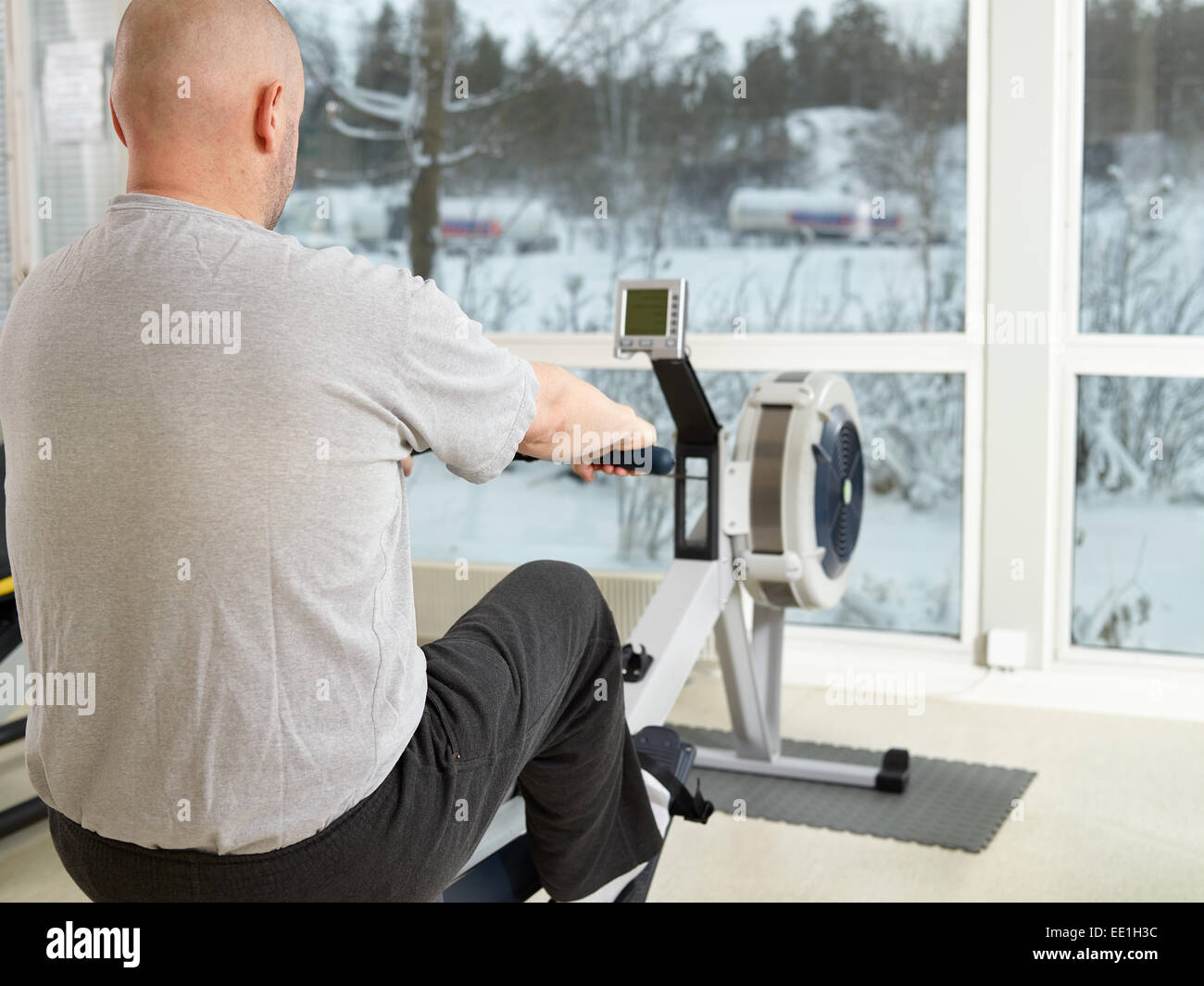 Man gym rowing hi-res stock photography and images - Alamy