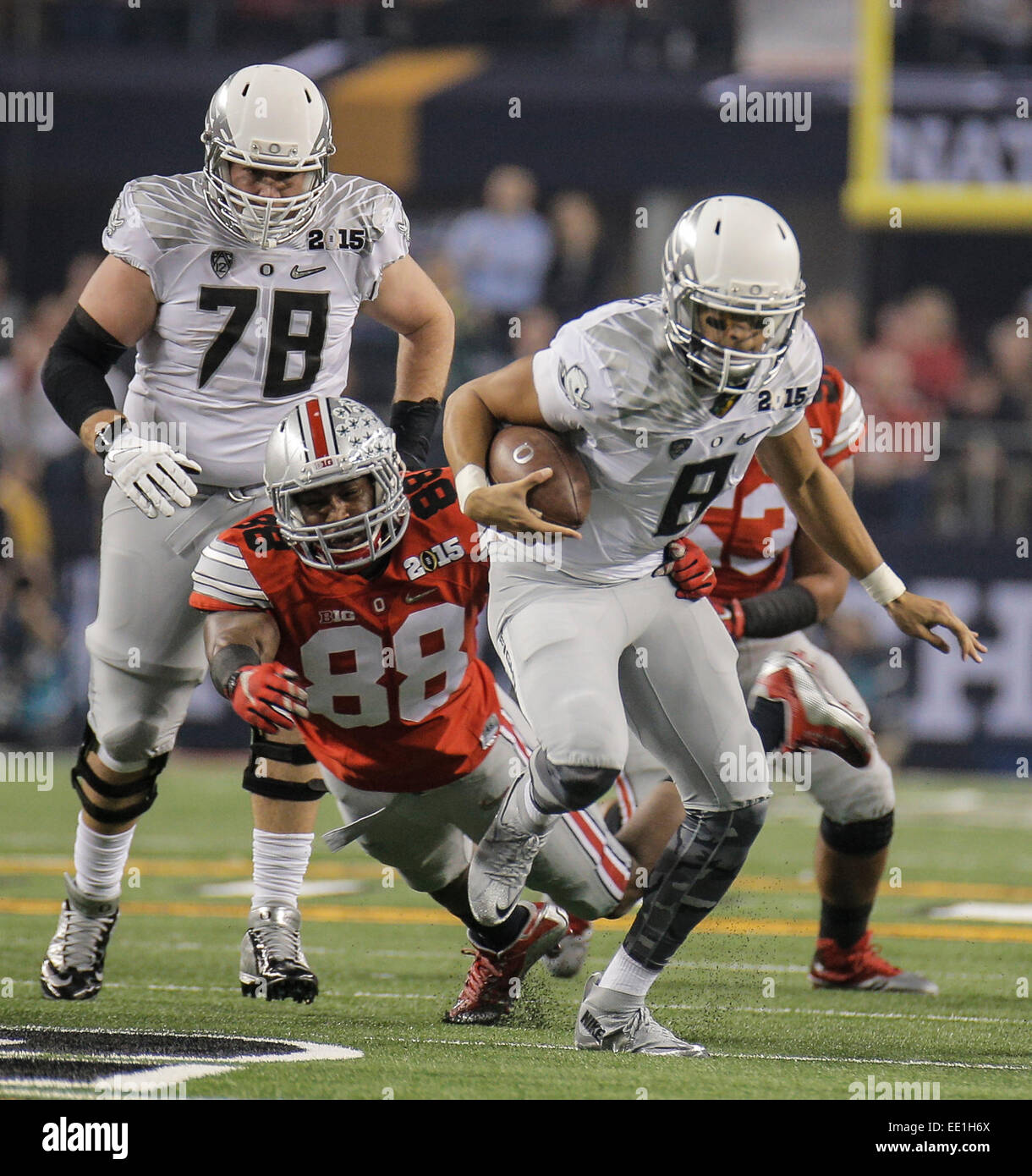 Arlington, TX, USA. 12th Jan, 2015. Oregon QB # 8 Marcus Mariota run up ...