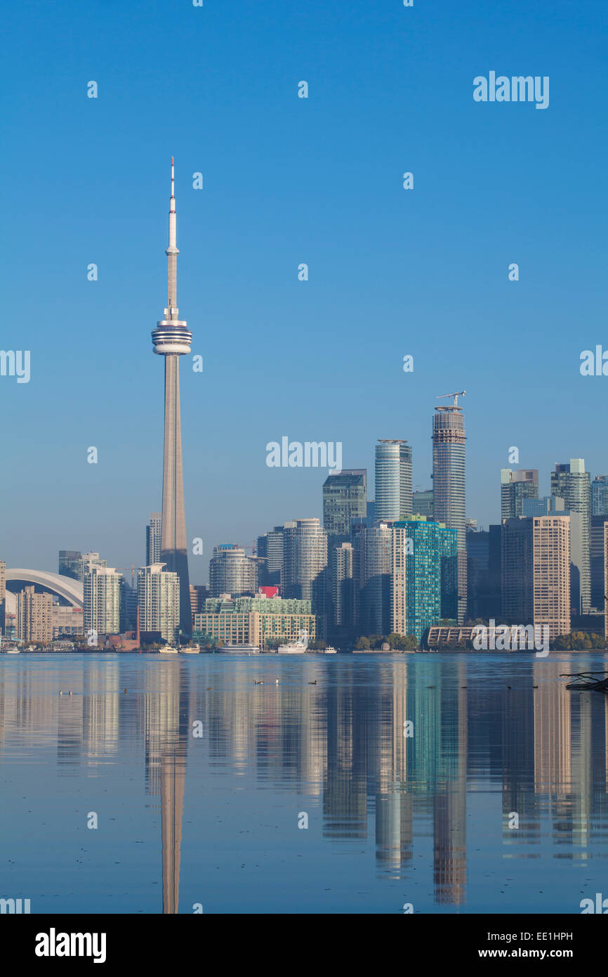 Blue sky view toronto skyline hi-res stock photography and images - Alamy