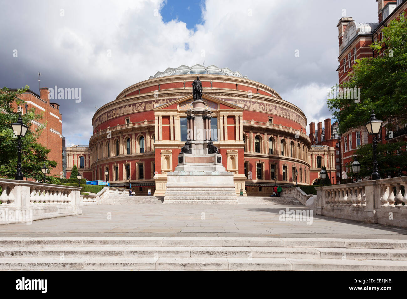 Statue outside royal albert hall hi-res stock photography and images ...