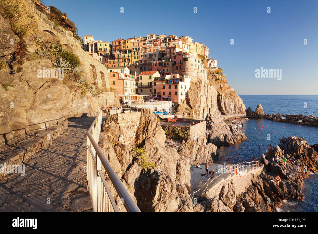 Manarola at sunset, Cinque Terre, UNESCO World Heritage Site, Rivera di ...