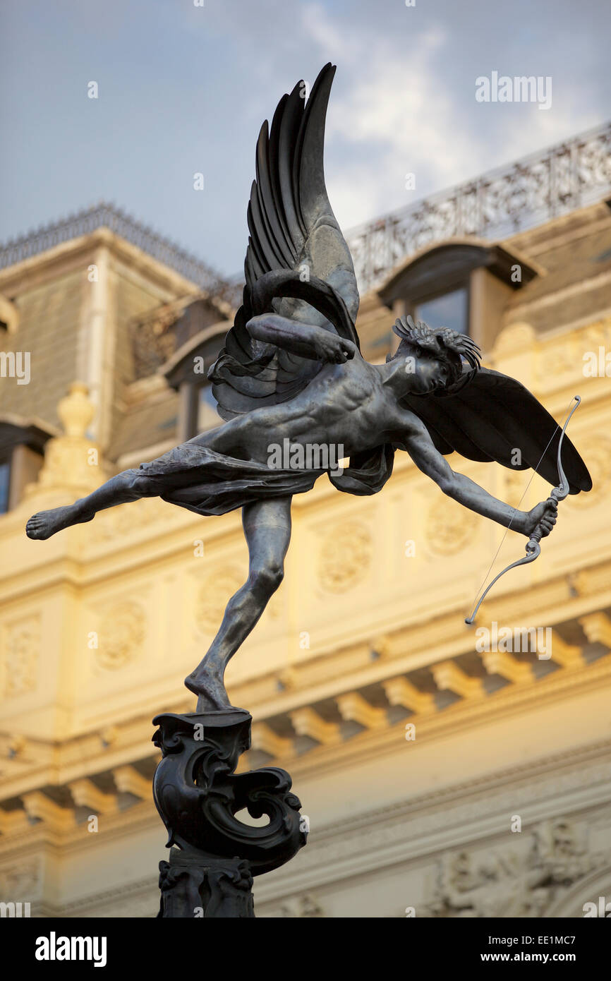 The statue of eros in piccadilly circus hi-res stock photography and ...
